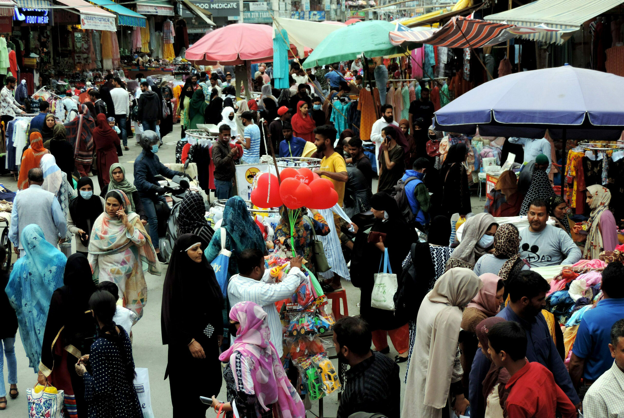 Markets abuzz ahead of Eid in Kashmir - The Legitimate