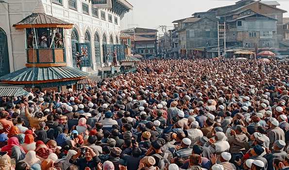 Thousands attend Friday prayers at Dastgeer Sahab on the concluding day ...